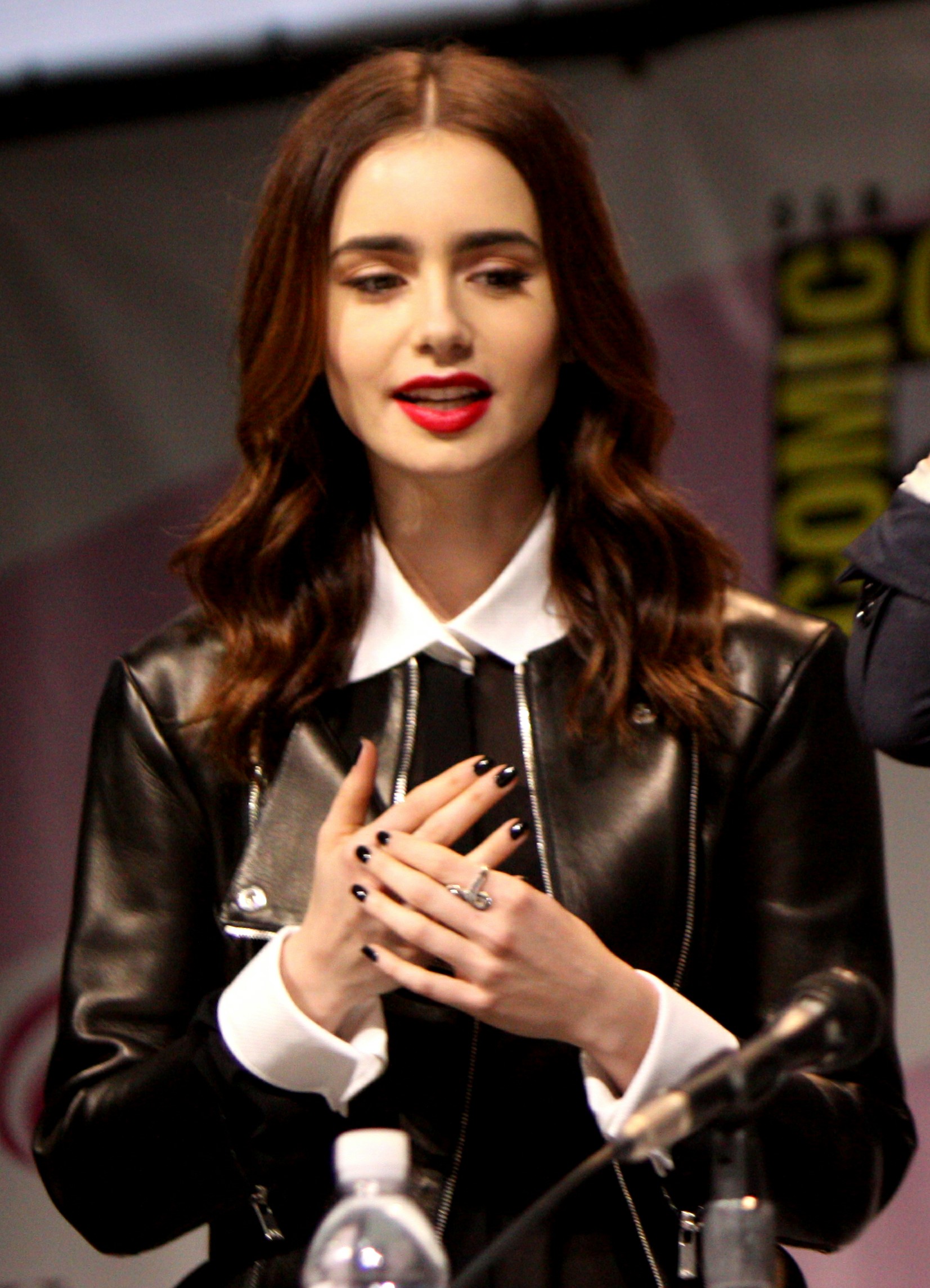 Lily Collins „szóhoz sem jutott”, miután visszakapta 3 évvel ezelőtt ...