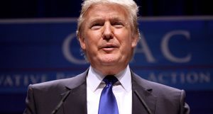 Így van most a hamarosan 80 éves Trump – bedagadt a bokája, a keze tele ...